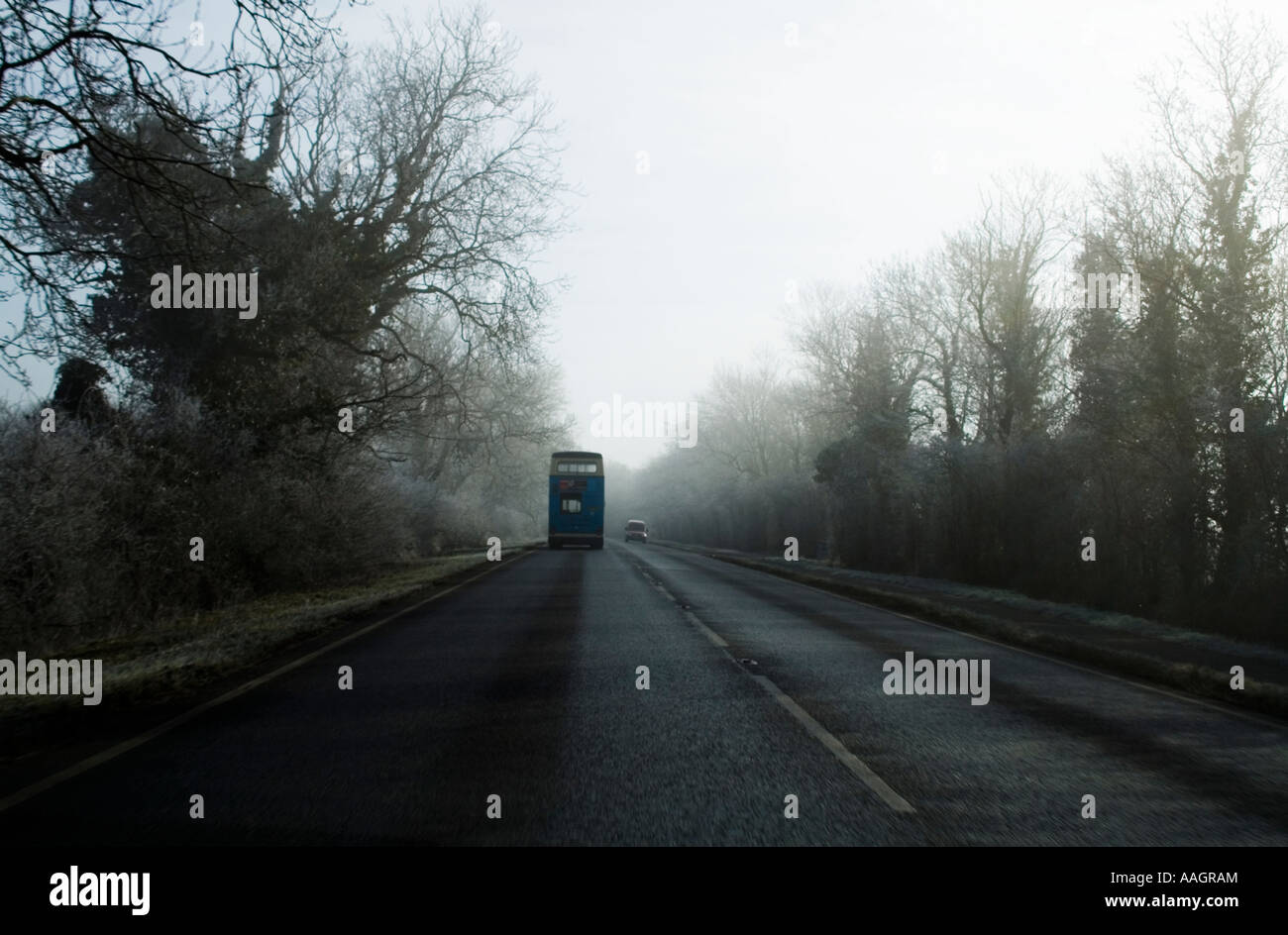 Autofahren hinter dem bus -Fotos und -Bildmaterial in hoher Auflösung ...