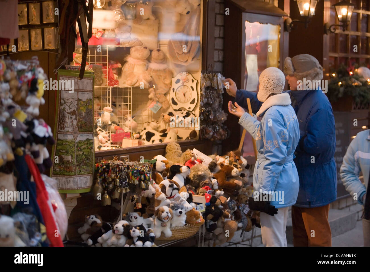 Touristen bahnhofstrasse zermatt -Fotos und -Bildmaterial in hoher ...