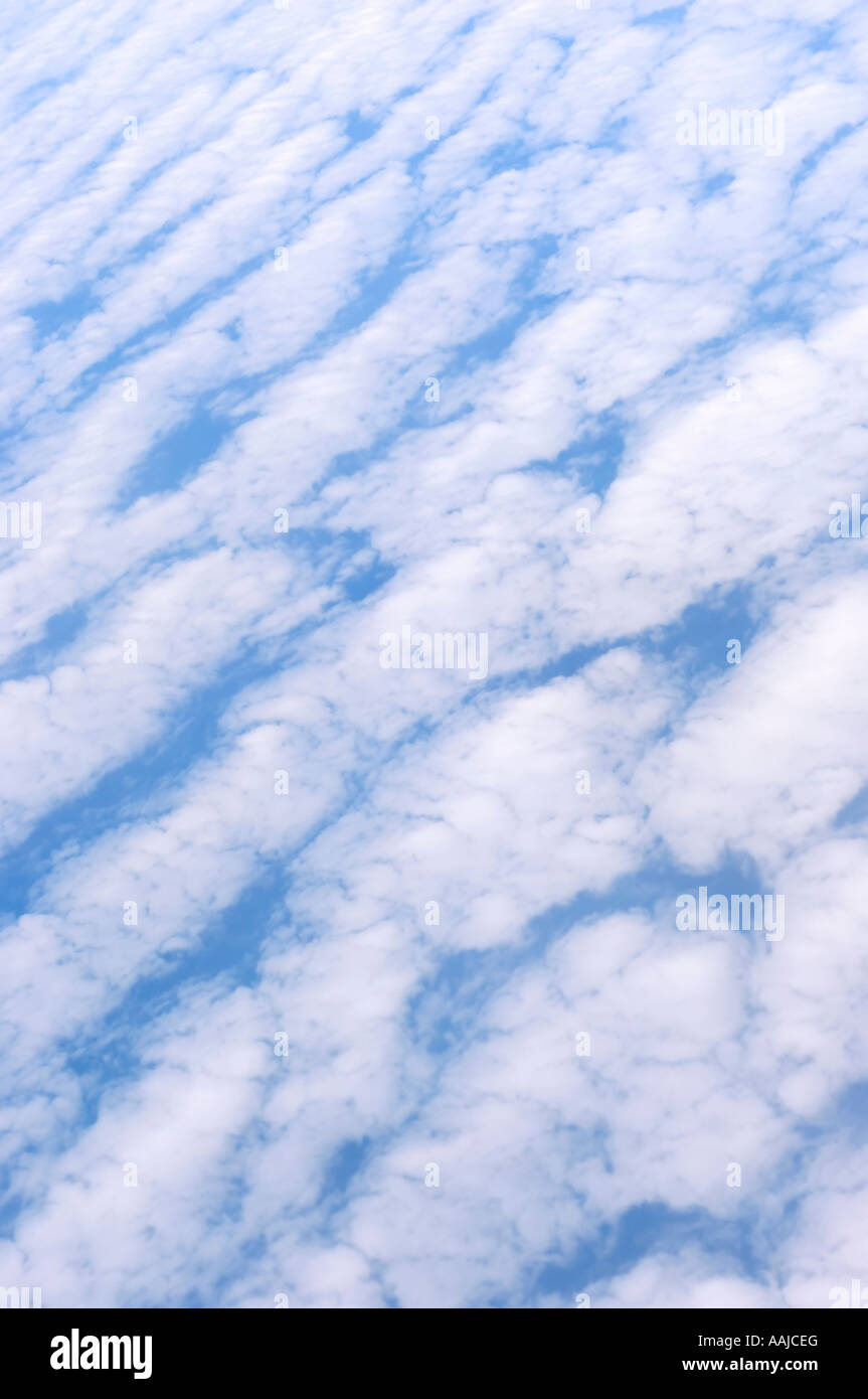 Altocumulus undulatus wolken -Fotos und -Bildmaterial in hoher ...