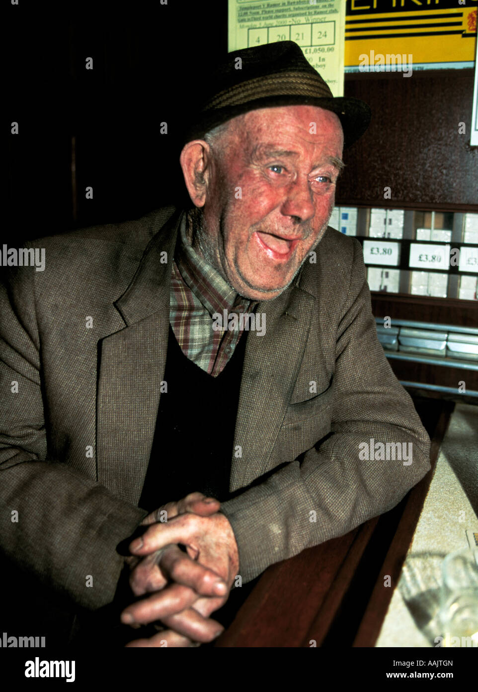 alte irische Mann in einer Kneipe Stockfotografie - Alamy