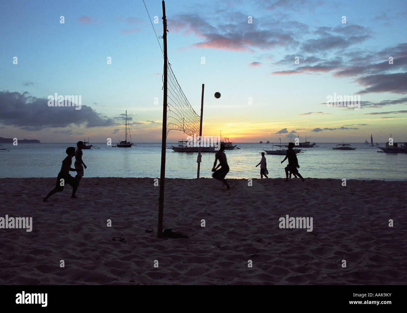 Menschen spielen Volleyball am Strand von Boracay Stockfotografie - Alamy