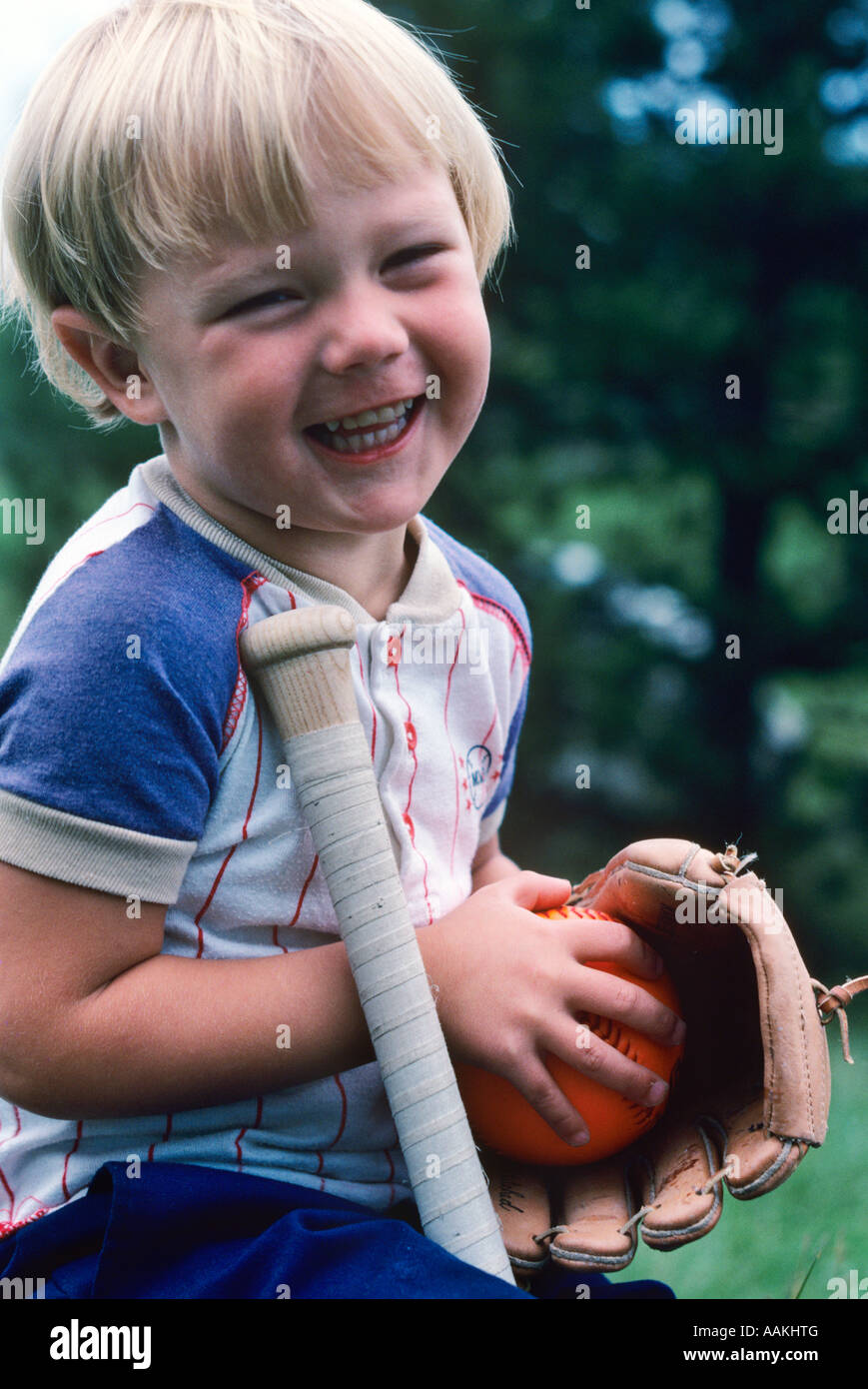 Old fashioned baseball glove and ball -Fotos und -Bildmaterial in hoher ...