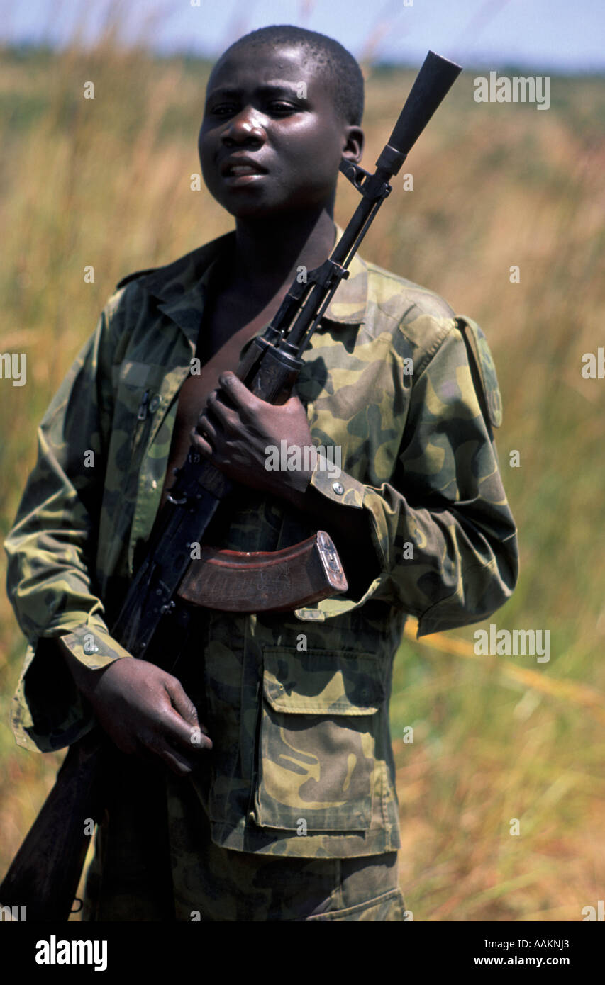 Child soldier angola -Fotos und -Bildmaterial in hoher Auflösung – Alamy
