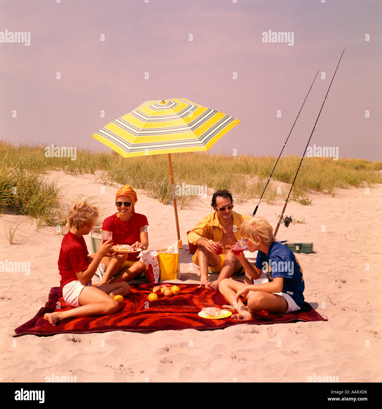 1970ER JAHRE FAMILIE STRAND PICKNICK ESSEN LÄCHELND REGENSCHIRM ...