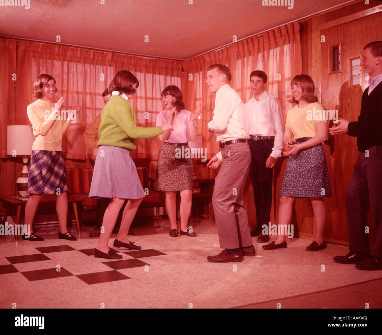 1960s party girl dancing -Fotos und -Bildmaterial in hoher Auflösung ...