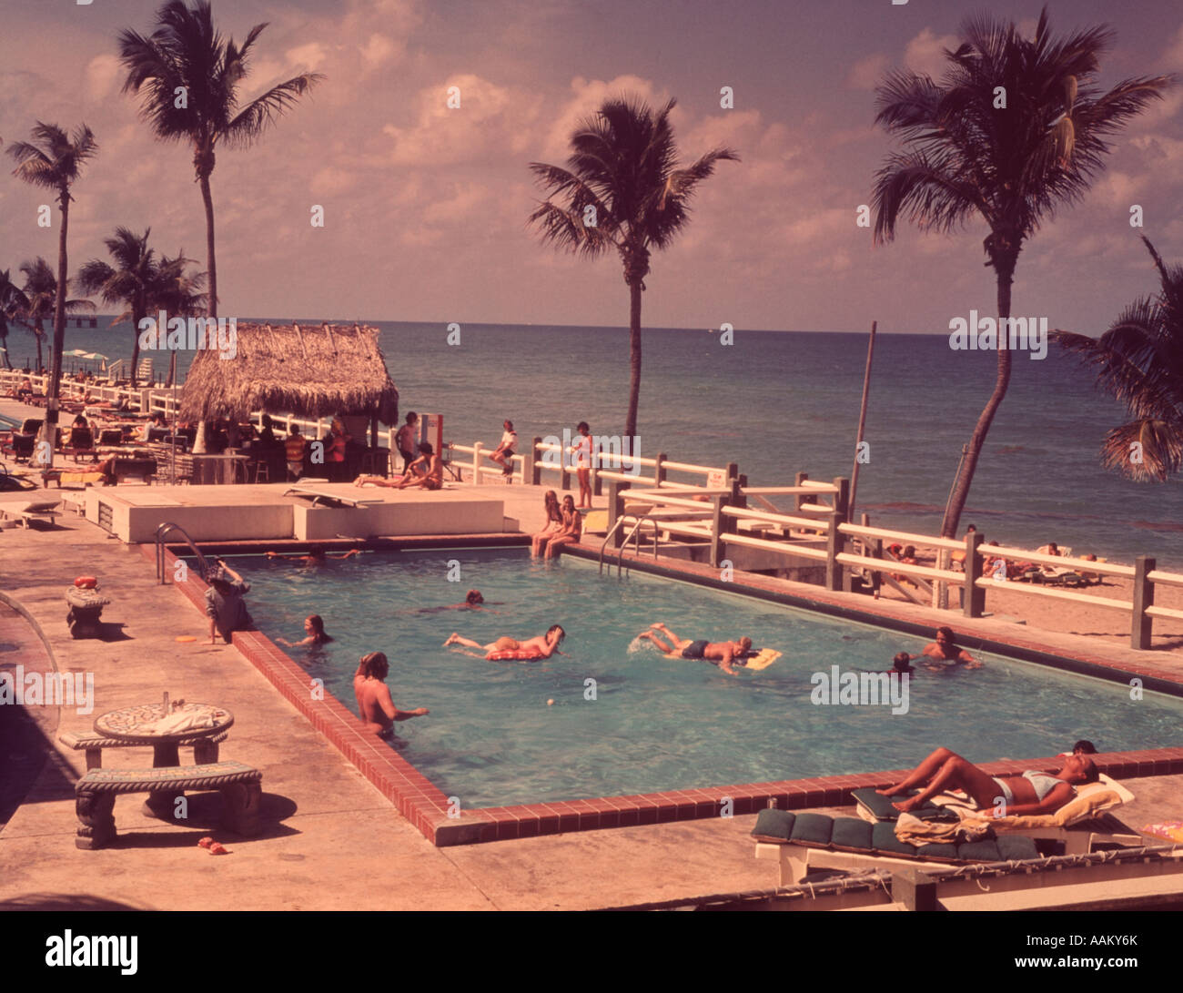 1950s swimming pool -Fotos und -Bildmaterial in hoher Auflösung – Alamy