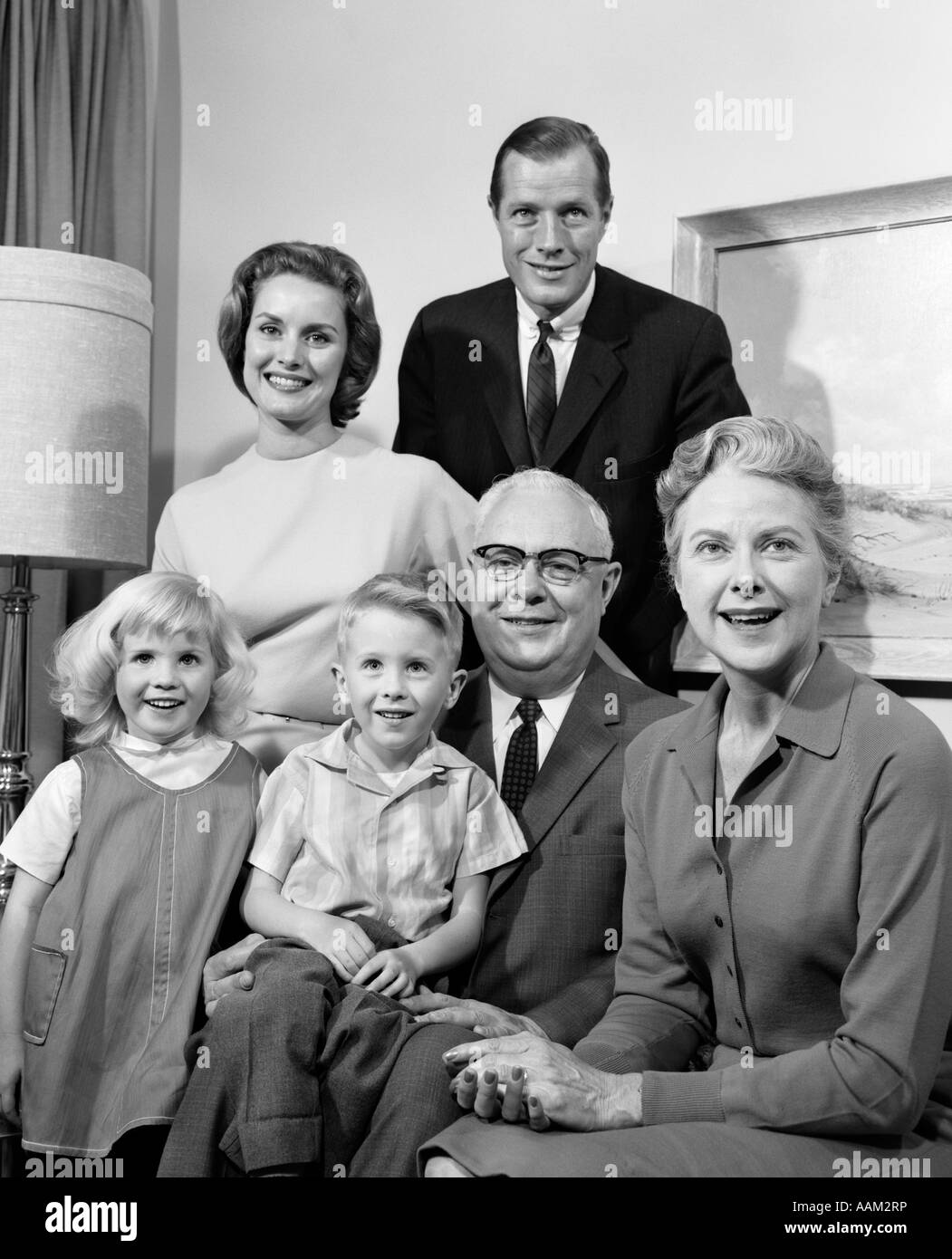 1960ER JAHRE FAMILIE 3 GENERATIONEN POSIERT LÄCHELND VATER MUTTER SOHN ... 1960ER JAHRE FAMILIE 3 GENERATIONEN POSIERT LÄCHELND VATER MUTTER SOHN ...