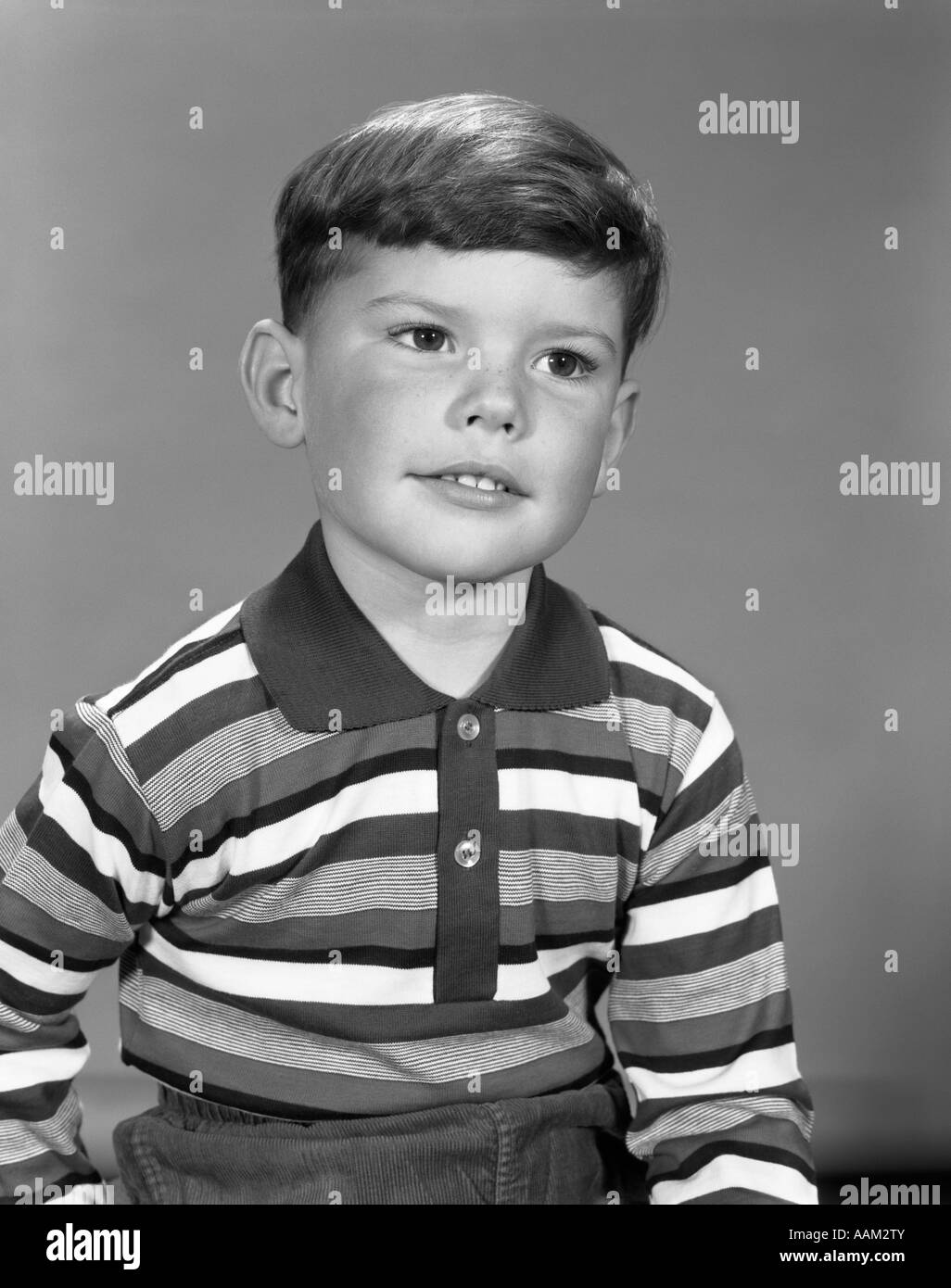 Striped tee shirt -Fotos und -Bildmaterial in hoher Auflösung – Alamy