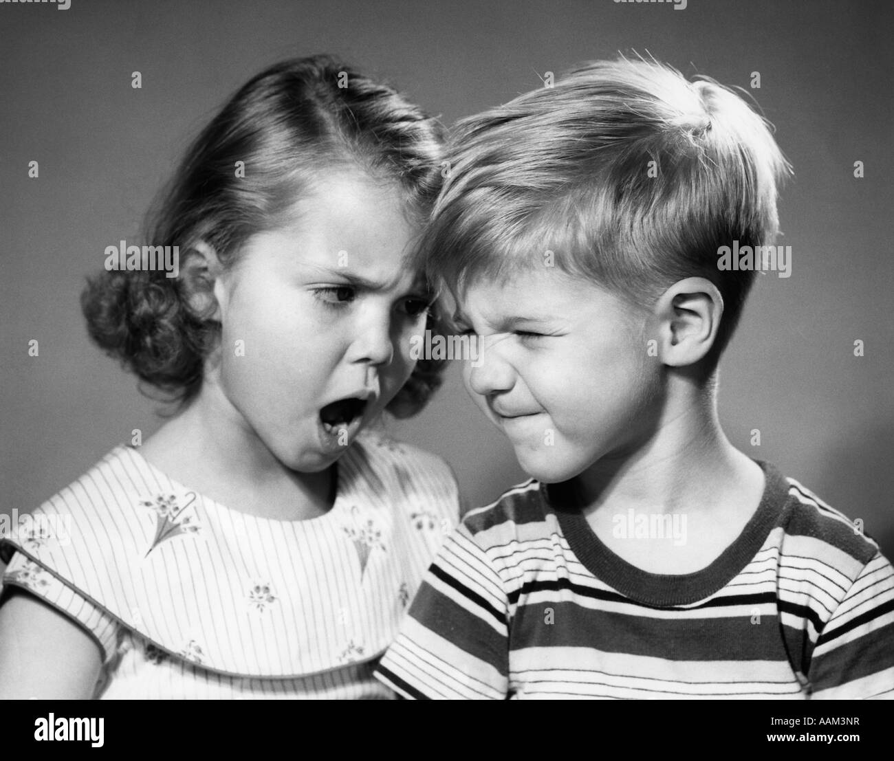 Freunde streiten Schwarzweiß-Stockfotos und -bilder - Alamy