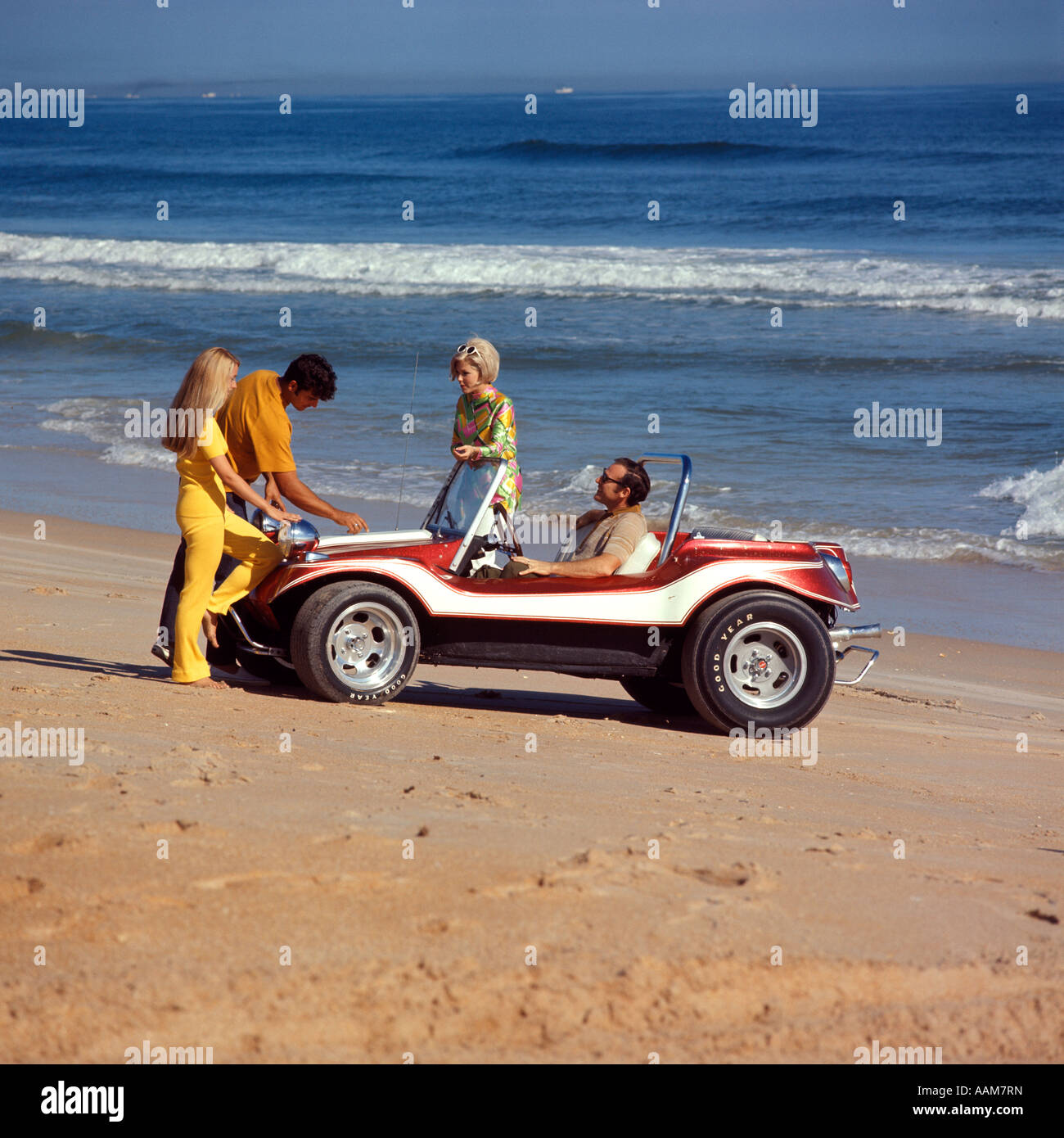 1970er frauen am strand -Fotos und -Bildmaterial in hoher Auflösung – Alamy