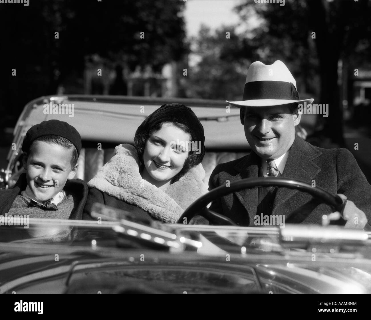 1930ER JAHREN LÄCHELND FAMILIE PORTRAIT MANN VATER FRAU MUTTER JUNGE ... 1930ER JAHREN LÄCHELND FAMILIE PORTRAIT MANN VATER FRAU MUTTER JUNGE ...