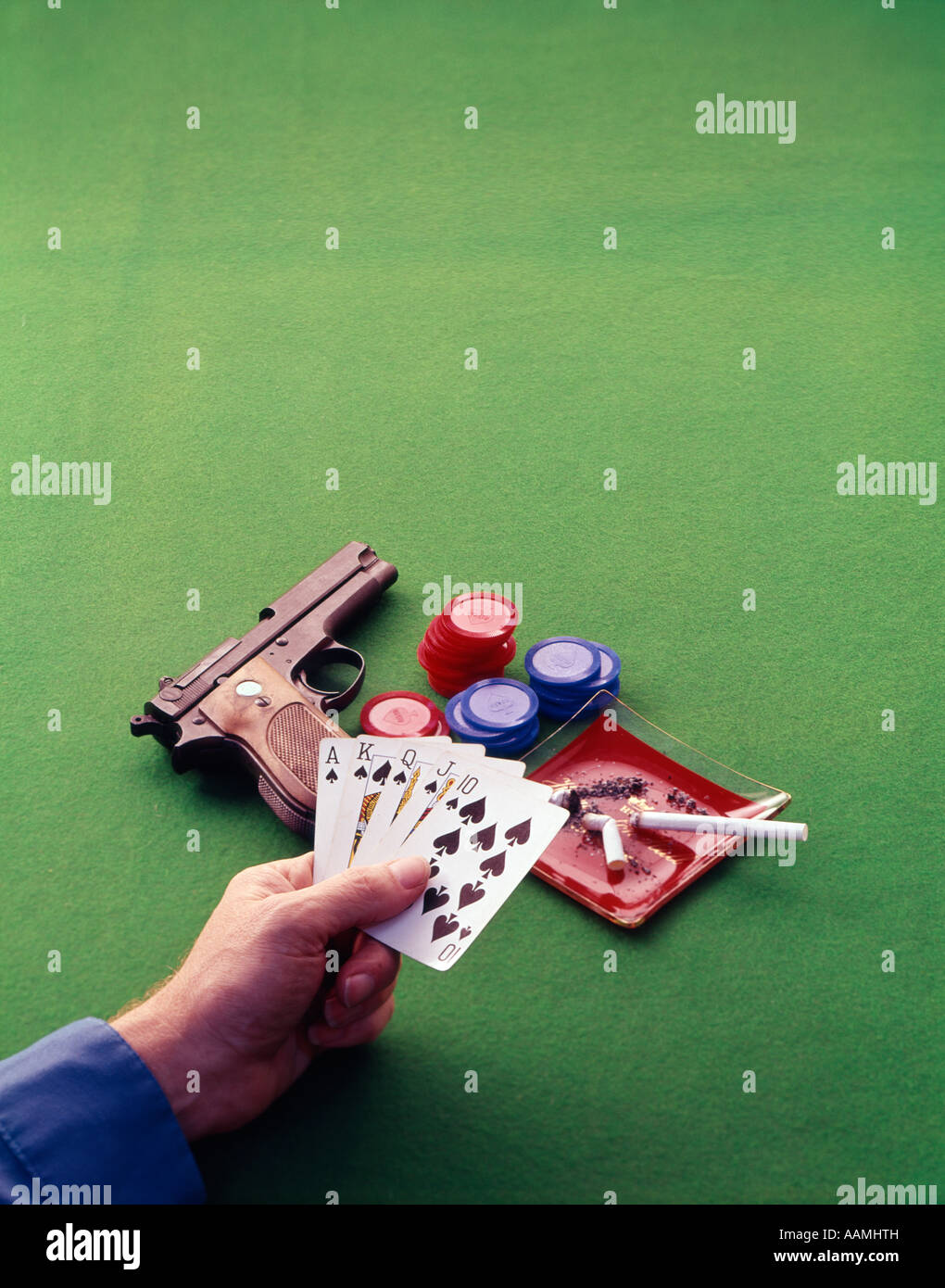 MANN HAND MIT SPIELKARTEN AM GRÜNEN FILZ KARTE TABELLE ZIGARETTE POKER ...