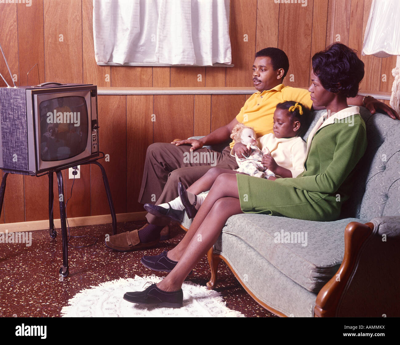 AFRICAN AMERICAN FAMILIE VATER MUTTER TOCHTER GERADE FERNSEHEN 1970 ... AFRICAN AMERICAN FAMILIE VATER MUTTER TOCHTER GERADE FERNSEHEN 1970 ...