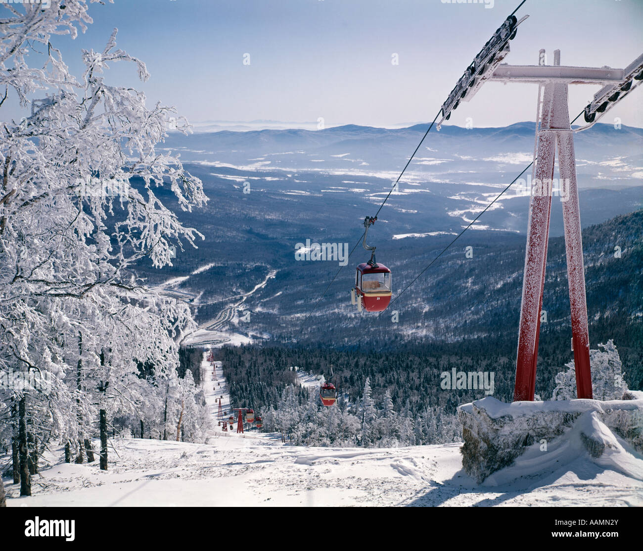 1970 1970S SCENIC VON TOP MOUNTAIN SKIPISTE NACH UNTEN INS TAL SKILIFT ...