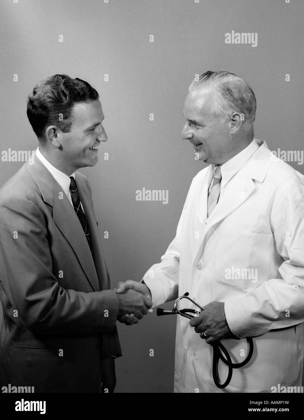 1950s doctor patient -Fotos und -Bildmaterial in hoher Auflösung – Alamy