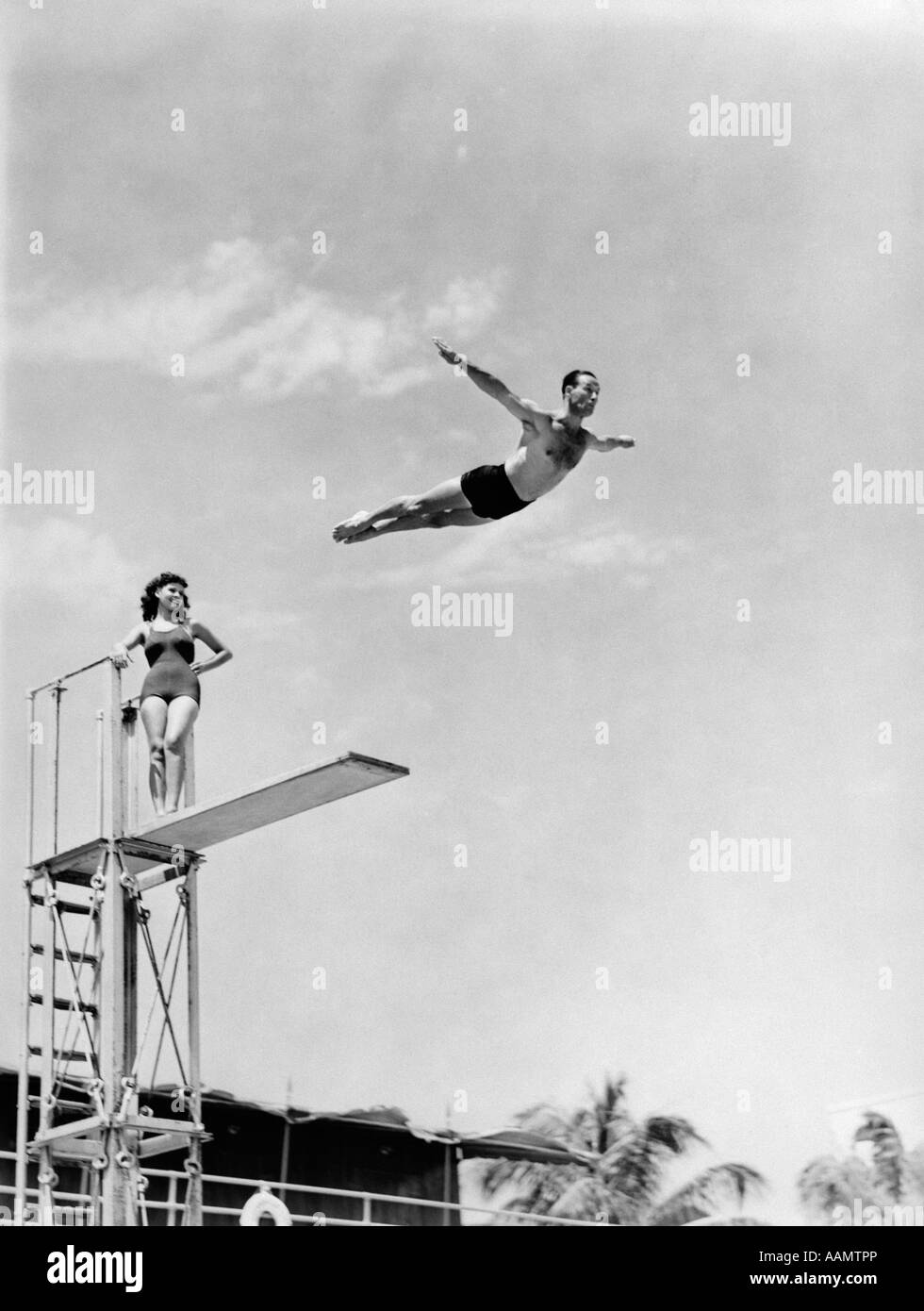 Jump off diving board -Fotos und -Bildmaterial in hoher Auflösung – Alamy
