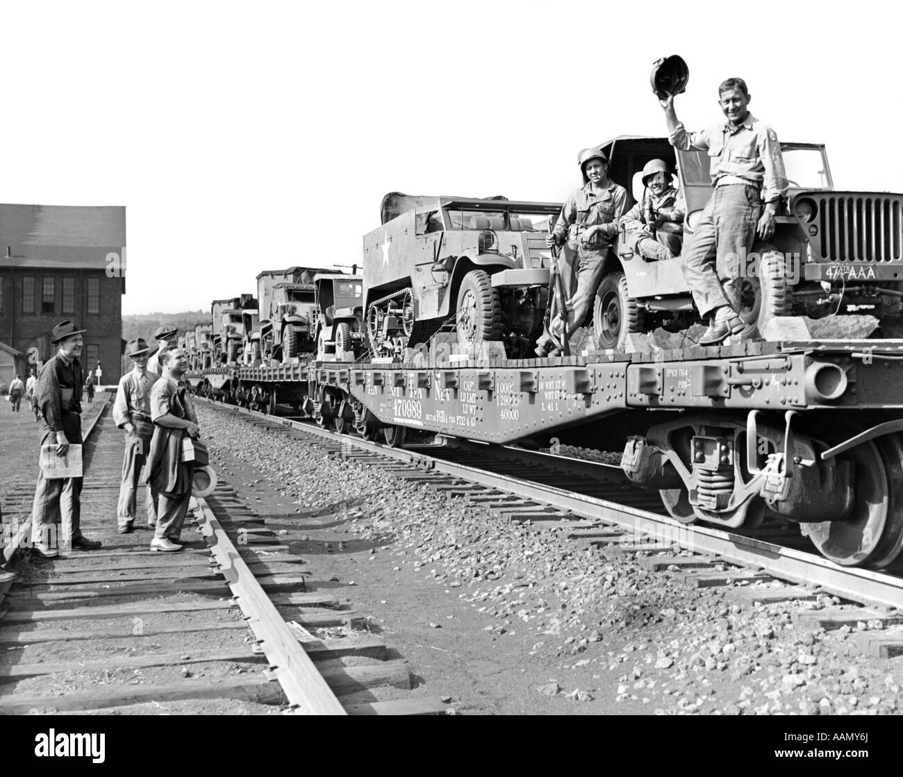 1940ER JAHRE WELTKRIEG II GÜTERZUG VON JEEPS UND HALBE TRACKS ON WEG ...