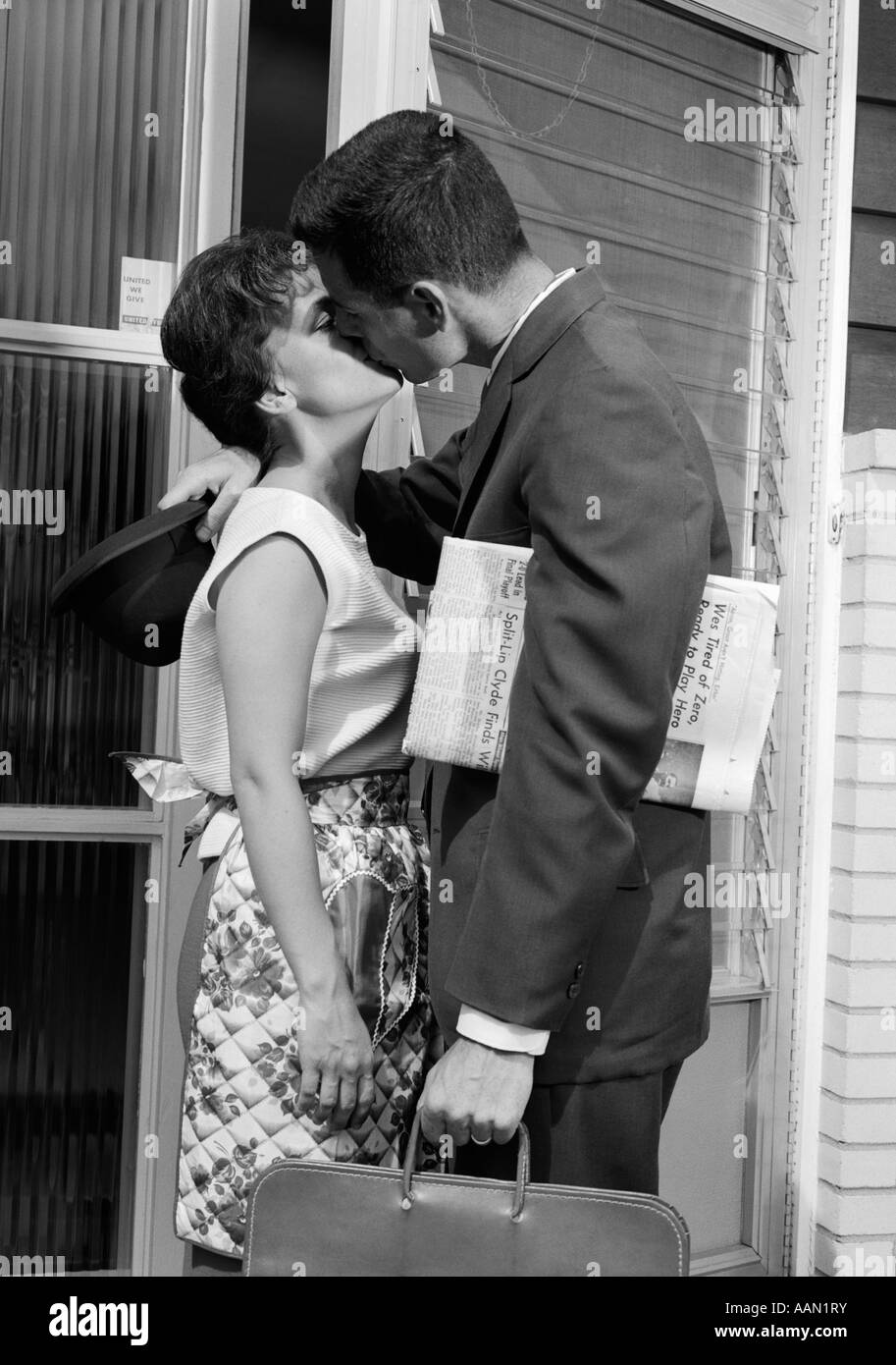 1960s couple kissing -Fotos und -Bildmaterial in hoher Auflösung – Alamy