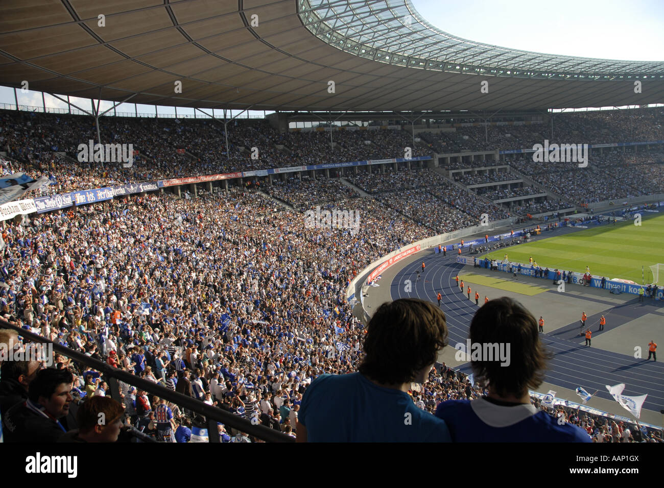 Fussball stadion fans jubel emotionen -Fotos und -Bildmaterial in hoher Auflösung – Alamy