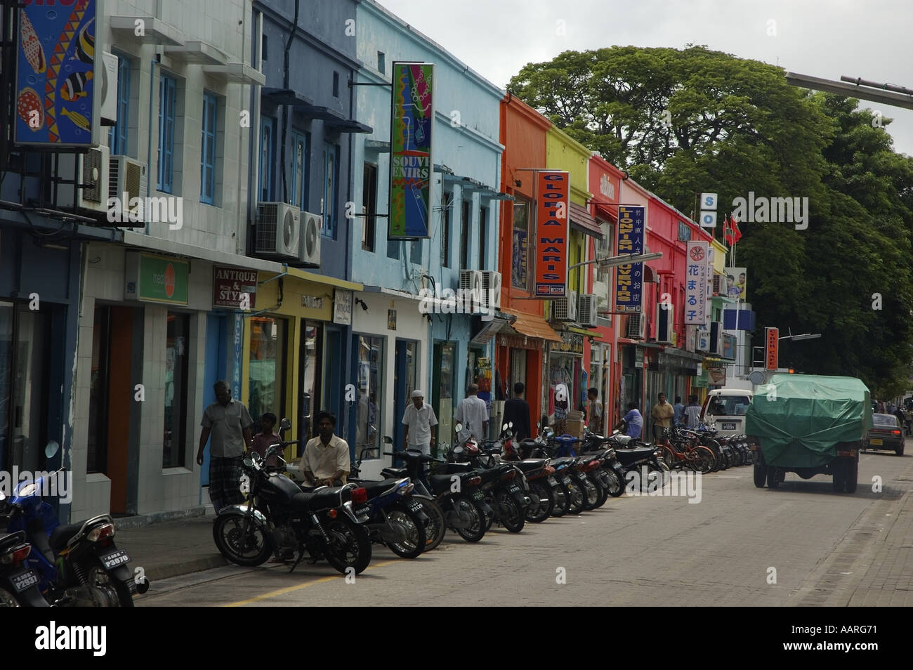 Bunte Läden entlang einer belebten Innenstadt Straße, Männlich ...