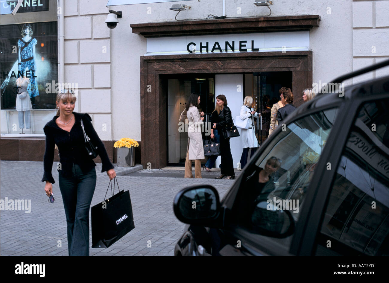 JUNGE REICHE FRAUEN MOSKAU HÄNGEN VOR DEN CHANEL-SHOP Stockfotografie ...