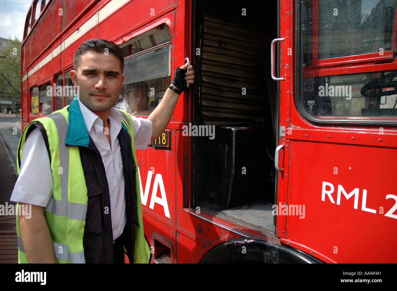 London double decker bus driver -Fotos und -Bildmaterial in hoher Auflösung – Alamy