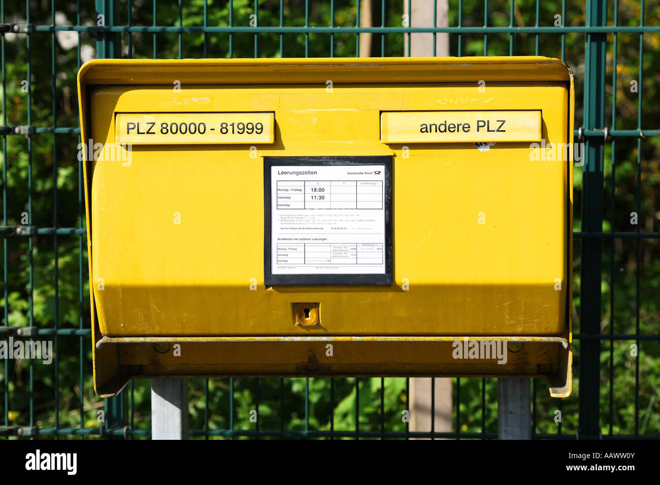 Gelber briefkasten der deutschen post -Fotos und -Bildmaterial in hoher ...
