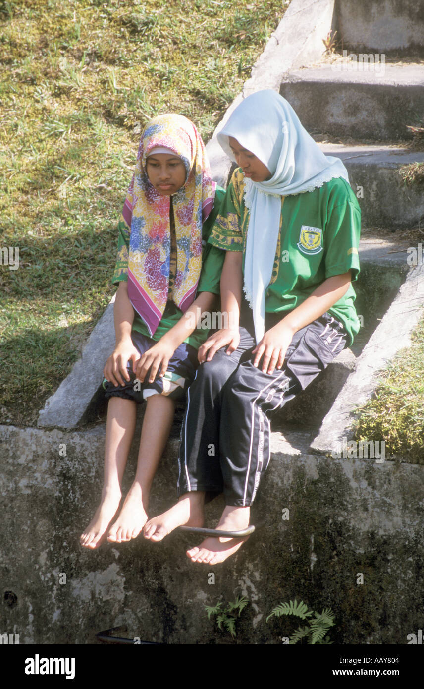 Barfuß mädchen schule -Fotos und -Bildmaterial in hoher Auflösung – Alamy