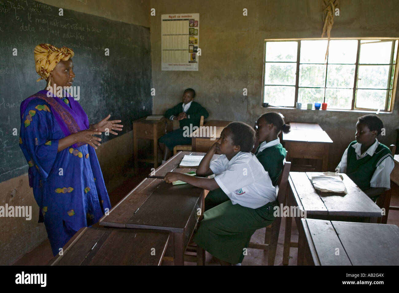 Sarah Kilemi Frau Abgeordnete Kilemi Mwiria spricht mit SchülerInnen in ...
