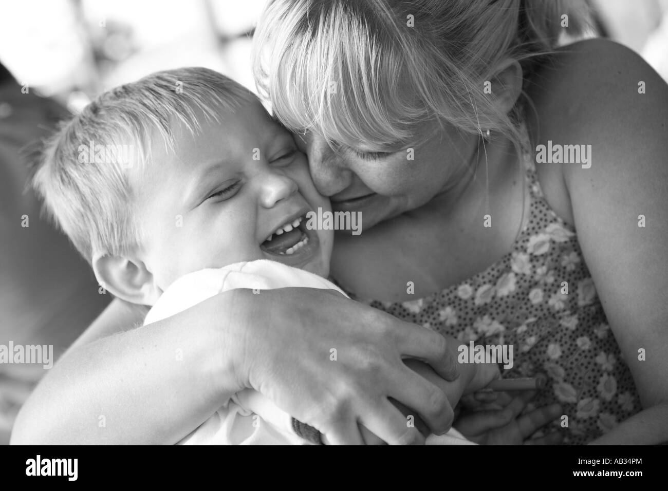 Junge mutter und sohn Schwarzweiß-Stockfotos und -bilder - Alamy