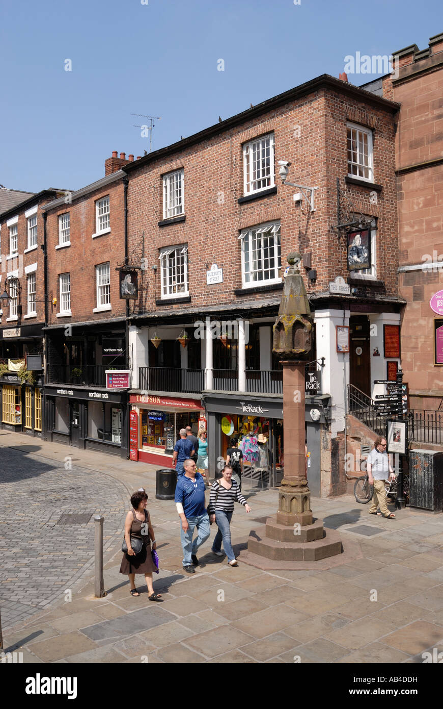 Chester. Der Sandstein Kreuz an der Kreuzung der Eastgate Bridge Street ...