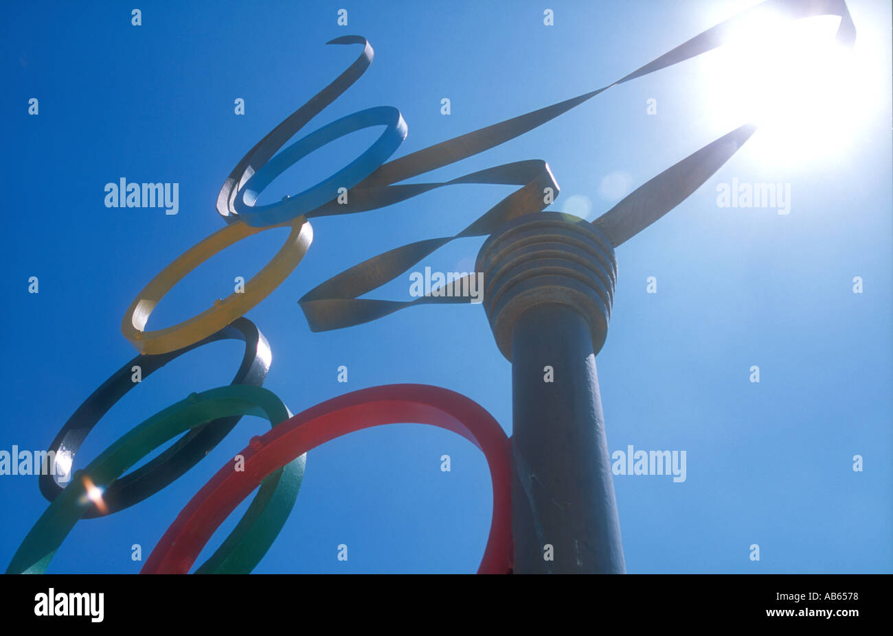Eine Skulptur der Olympischen Fackel mit dem Symbol der Olympischen ...