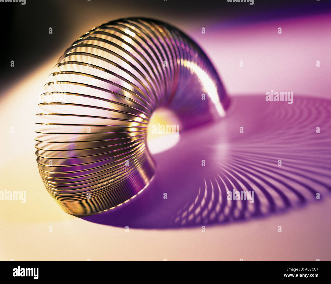 Spielzeug aus metallspule -Fotos und -Bildmaterial in hoher Auflösung ...