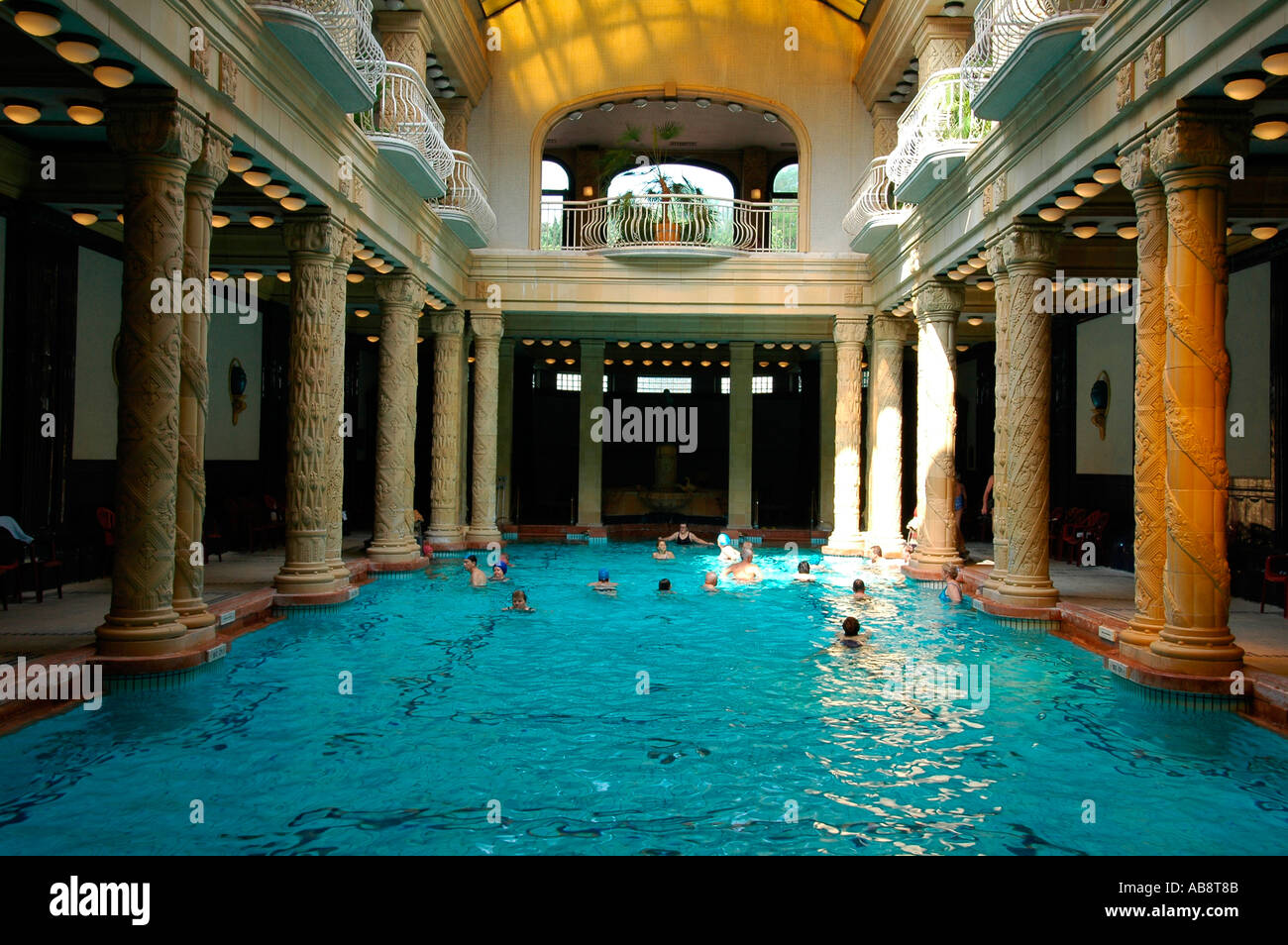 Die Menschen baden im sprudelnden Pool von Gellert Thermalbad oder ...