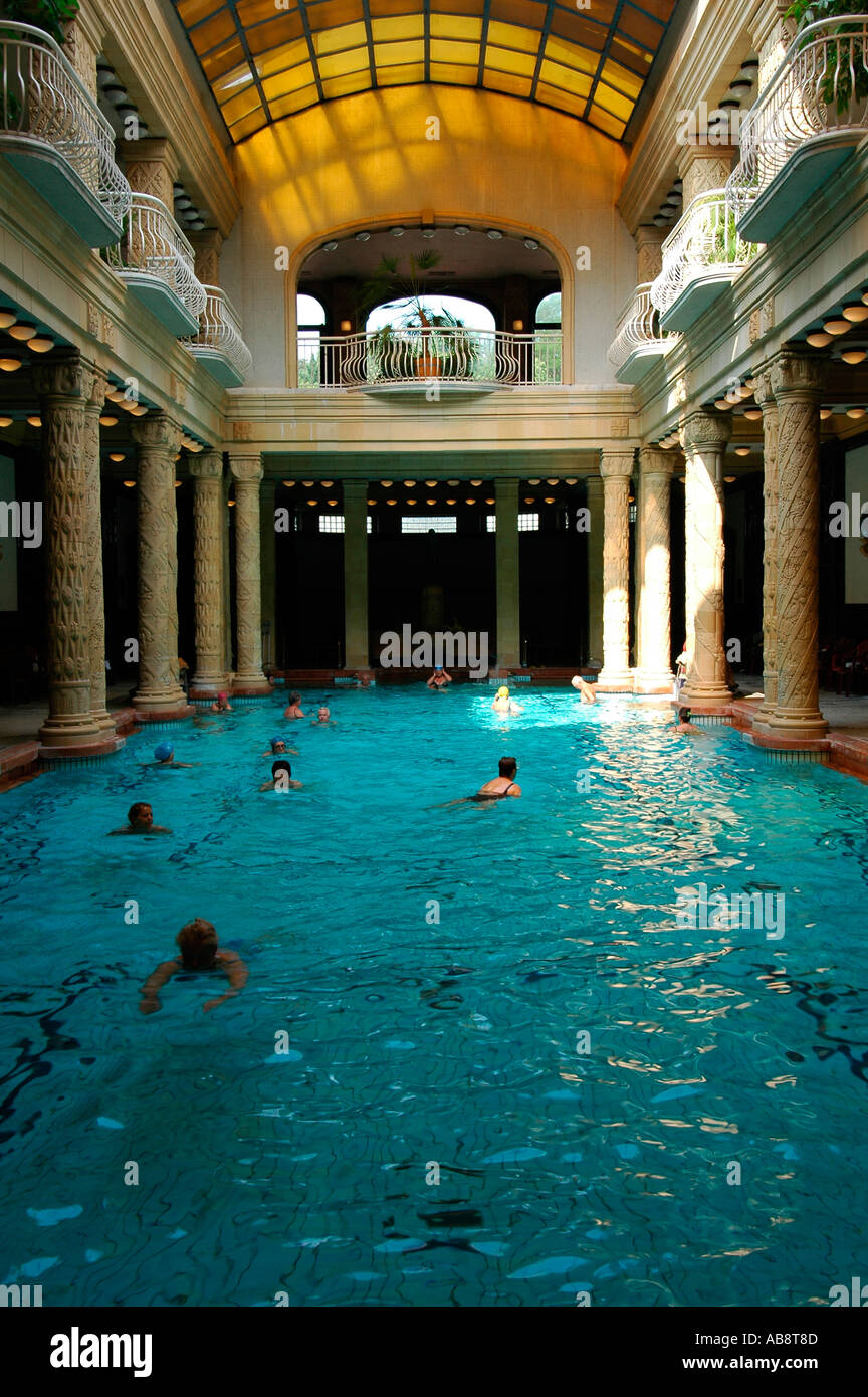 Die Menschen baden im sprudelnden Pool von Gellert Thermalbad oder ...