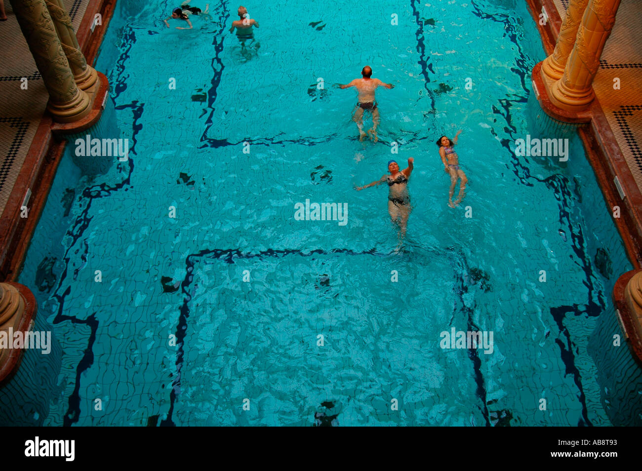 Die Menschen baden im sprudelnden Pool von Gellert Thermalbad oder ...