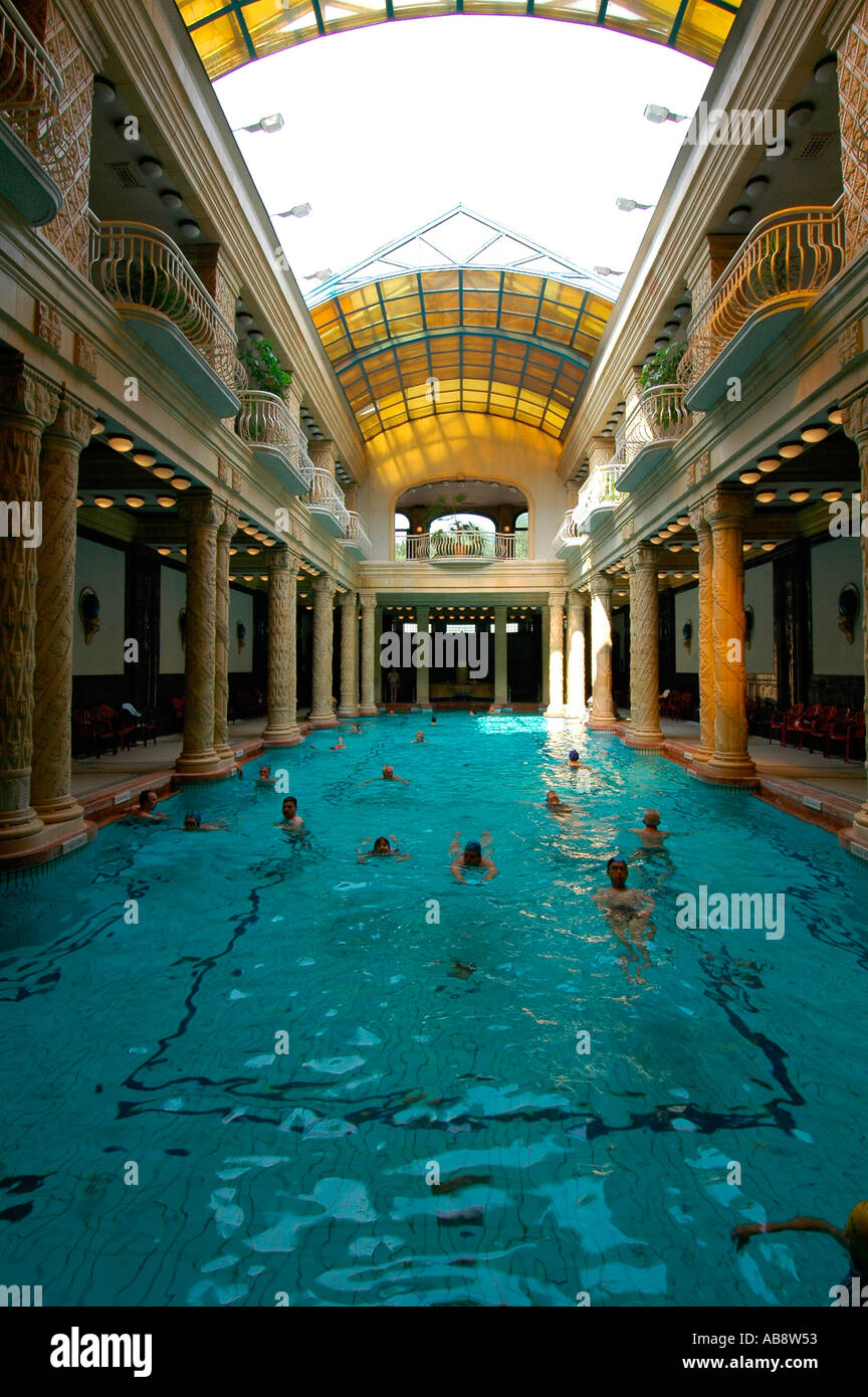 Die Menschen baden im sprudelnden Pool von Gellert Thermalbad oder ...