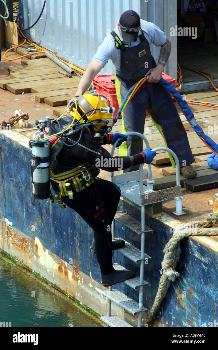 Taucher, die ins Wasser im Hafen von Torquay, zur Durchführung von ...