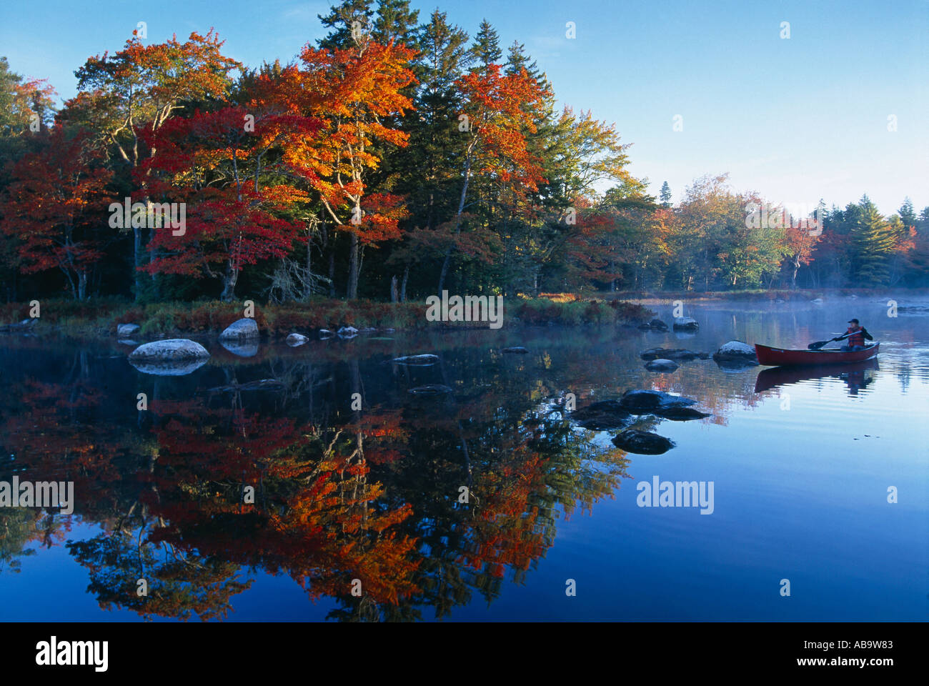 Herbst Fluss Mersey mit Kanu nr Kejimkujik Nationalpark Nova Scotia ...
