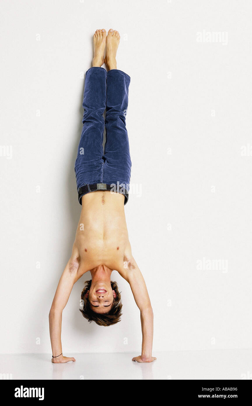 Mann macht handstand Stockfotografie - Alamy