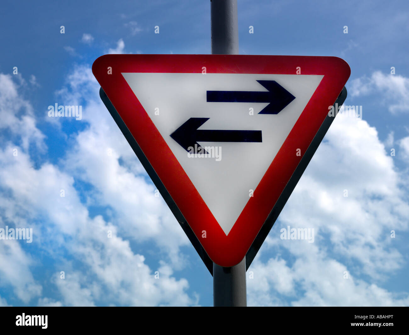 Two Arrows Road Sign Stockfotos und -bilder Kaufen - Alamy