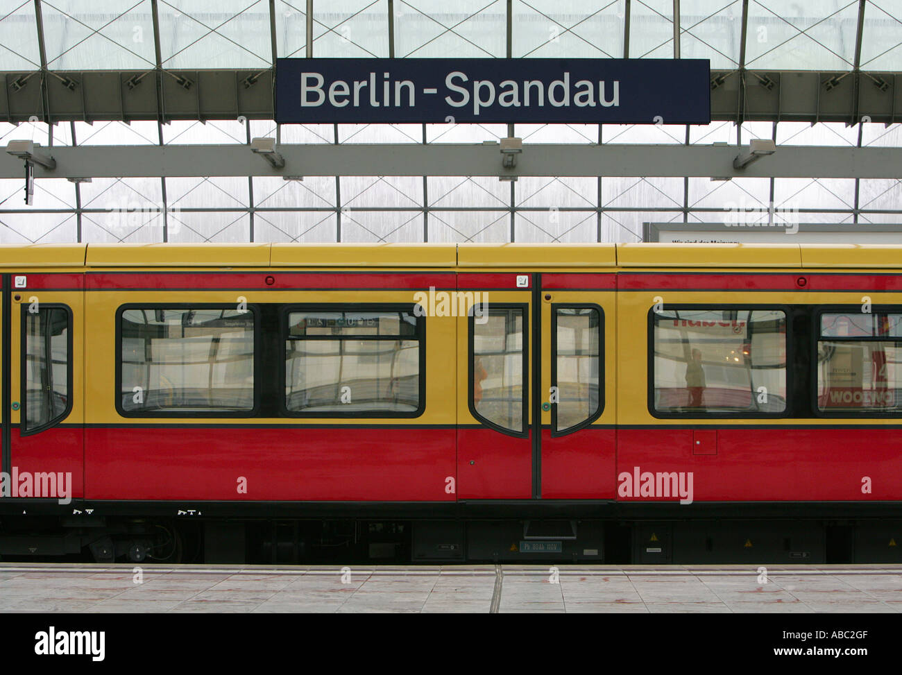 Straßenbahn am Bahnhof Berlin Spandau, Deutschland Stockfotografie - Alamy