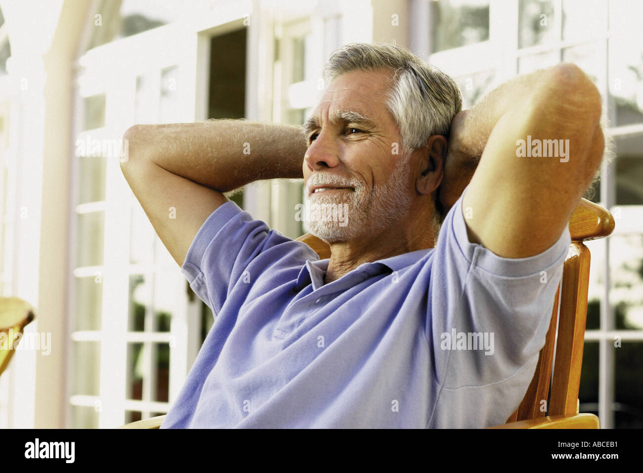 Hinter sitzendem mann -Fotos und -Bildmaterial in hoher Auflösung – Alamy