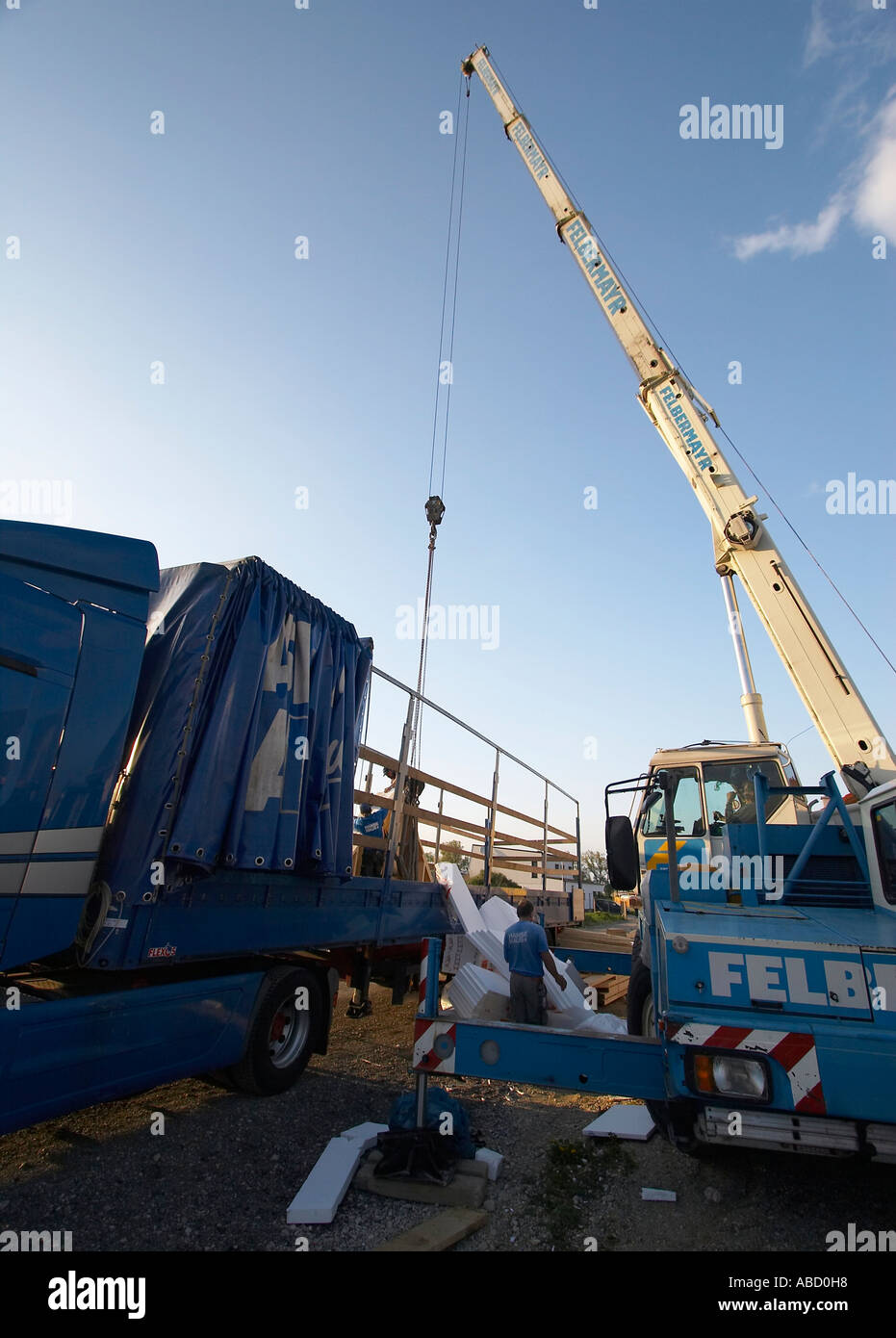 Lkw kran baustelle -Fotos und -Bildmaterial in hoher Auflösung – Alamy