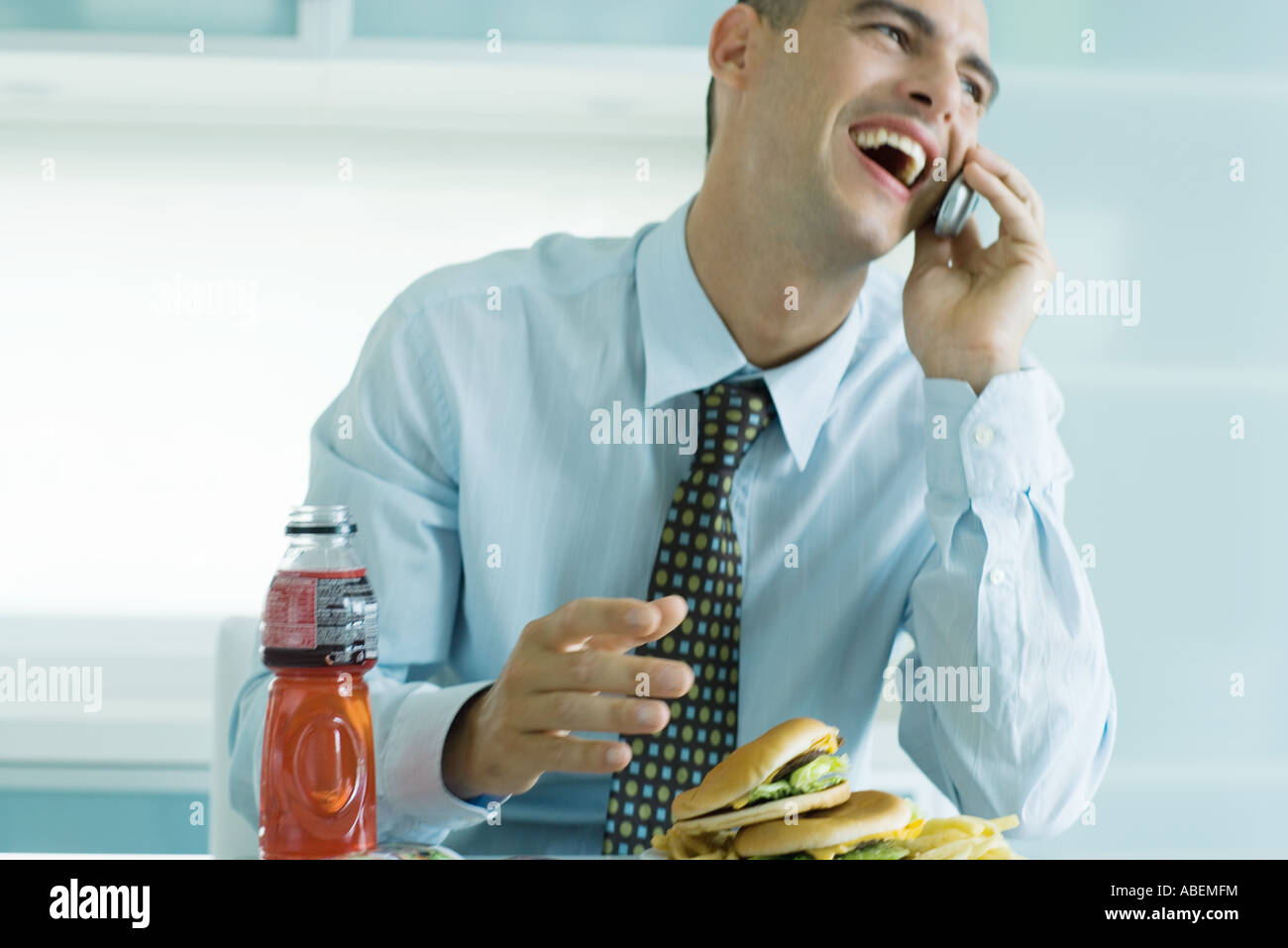 Mobil zur essenszeit -Fotos und -Bildmaterial in hoher Auflösung – Alamy