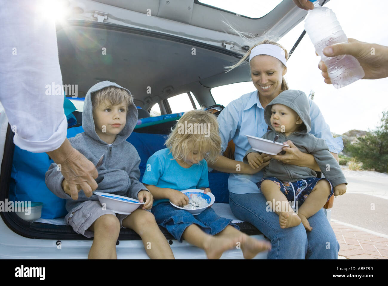 Kinder essen hinter dem Auto Stockfotografie - Alamy