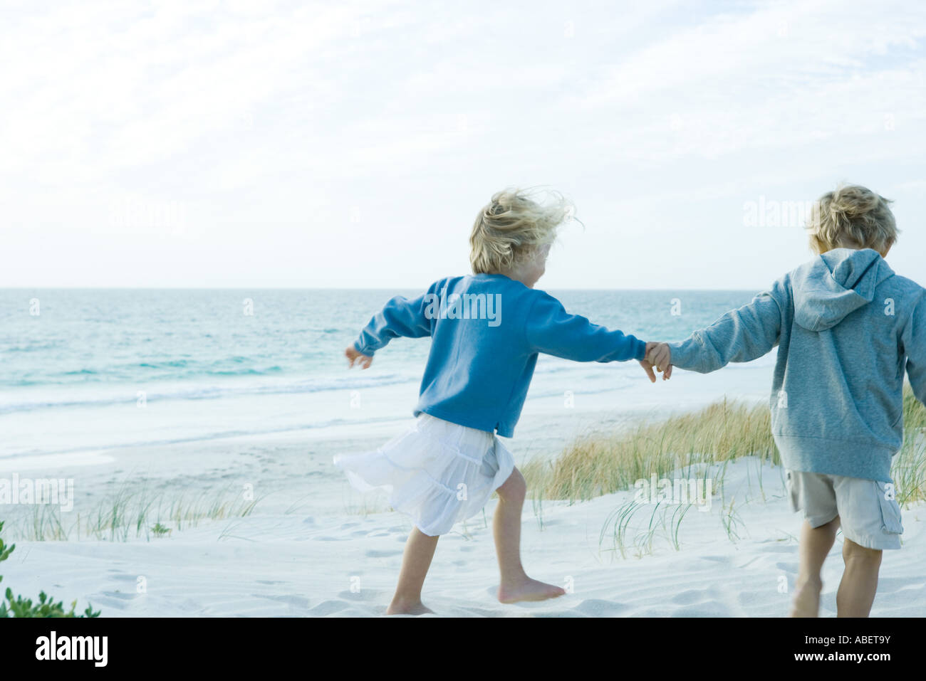 Bruder kleine schwester hand in hand strand -Fotos und -Bildmaterial in ...
