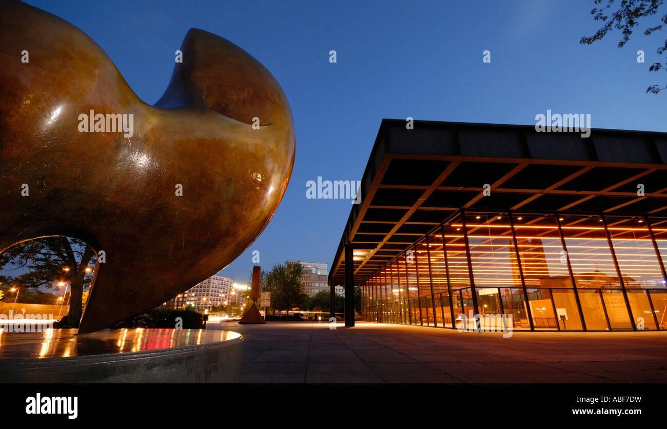 Berlin. Neue Nationalgalerie von Mies van der Rohe mit Skulpturen von ...