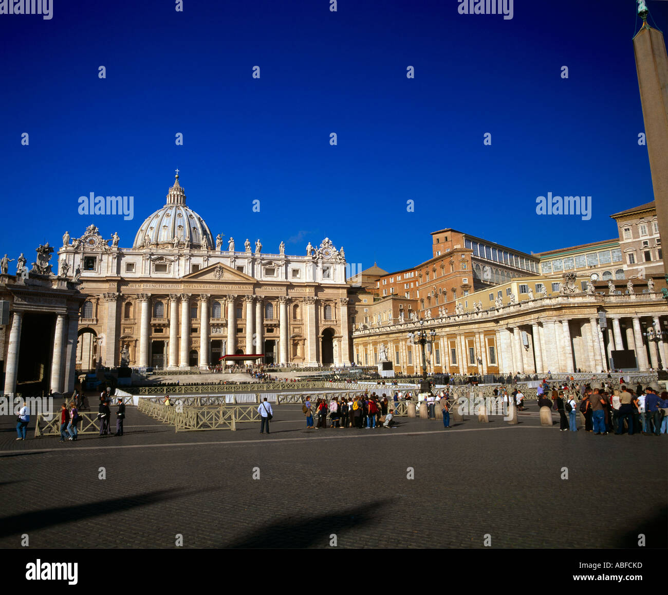 St peters basilica square clear blue sky -Fotos und -Bildmaterial in ...