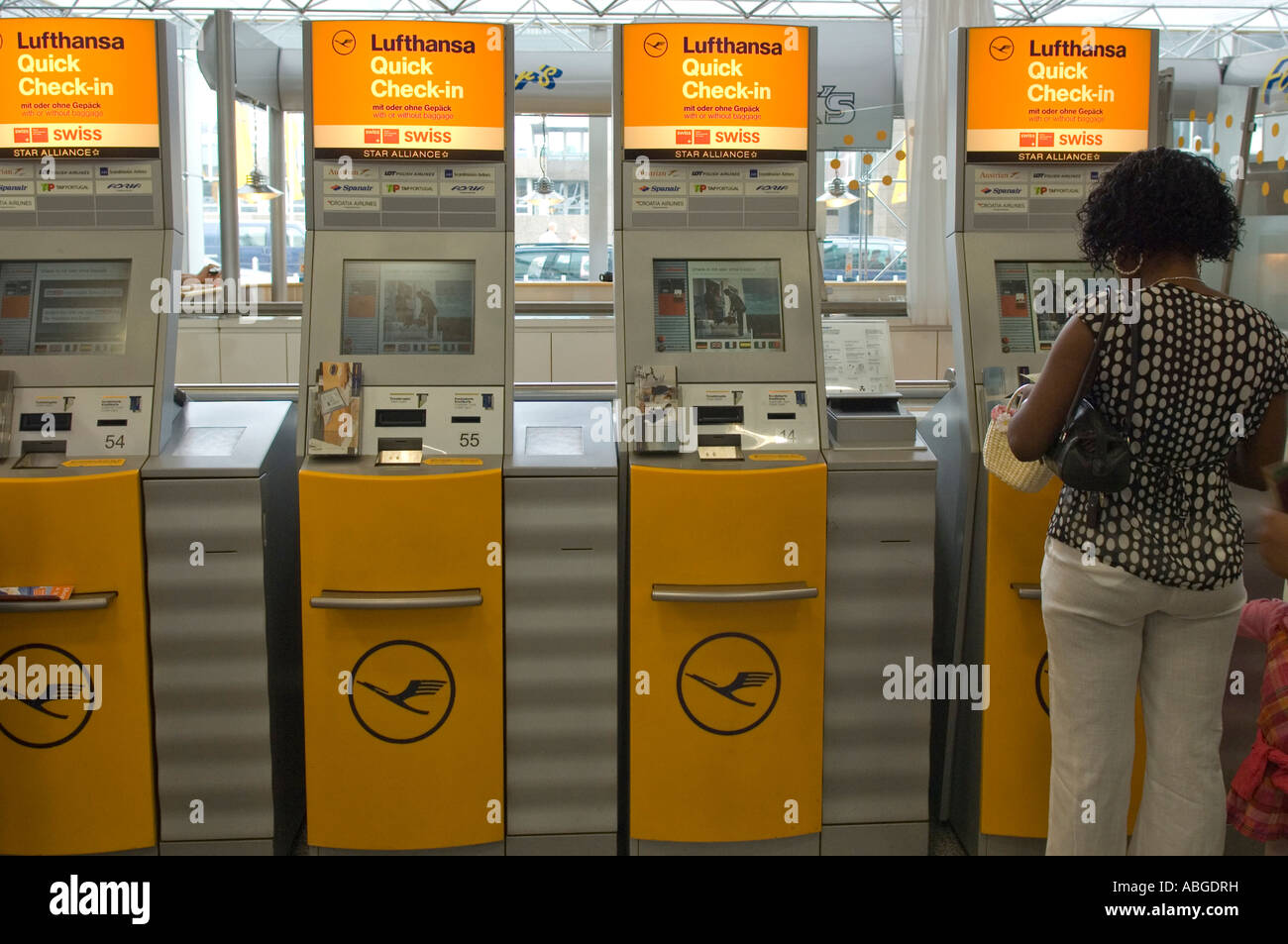 Check in automaten am flughafen -Fotos und -Bildmaterial in hoher ...